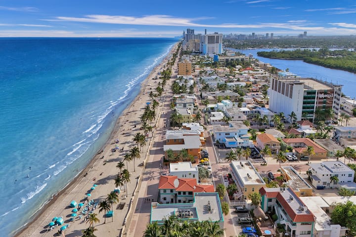 Sunset Oceanfront Retreat - Hollywood, FL