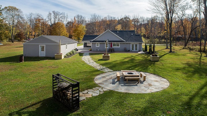 Cozy Cottage By The
Beach | Hot Tub + Firepit! - Holland, MI