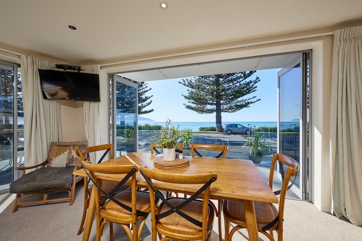 180° Views | Kaikōura Beachfront 2bed Apmt - Kaikōura
