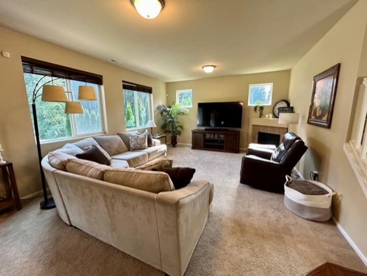 Spacious, Quiet, Family-friendly Retreat - Mukilteo, WA