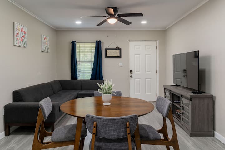 Heart Of Mcallen! Cozy Apartment! 5 Star Stay! U4 - McAllen, TX