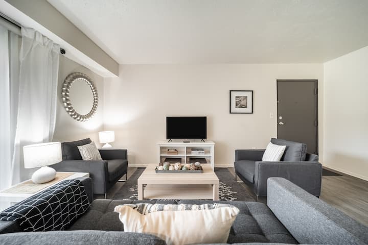 Sleek 1bd Apt Great For Traveling Professionals - Concord, OH