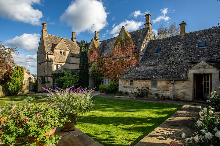 The Windrush Room
Clapton Manor - Bourton-on-the-Water