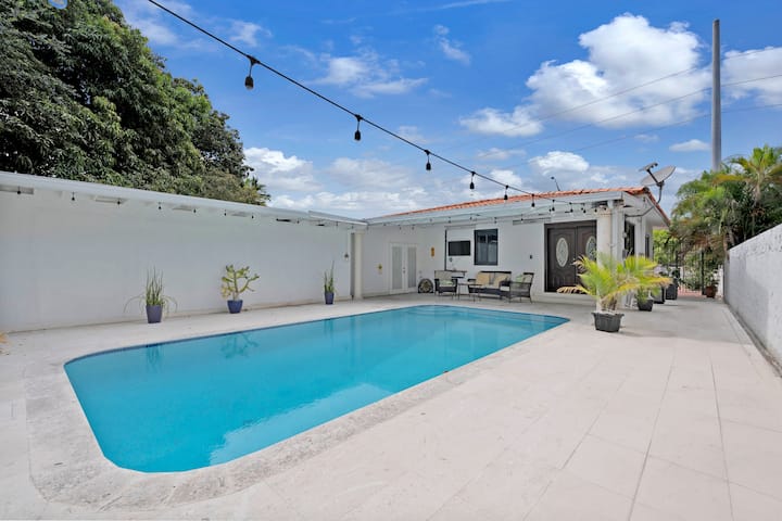 Great Pool Family House - Miami Springs, FL