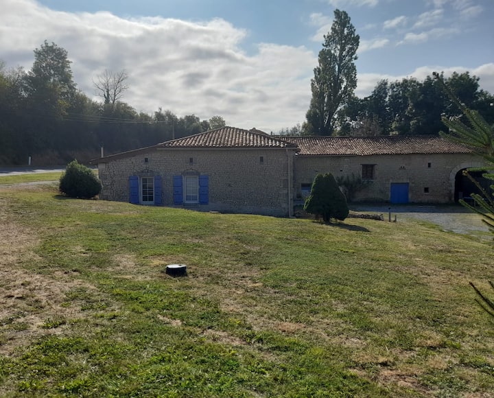 Maison Dans Un Ancien Moulin. - Charente