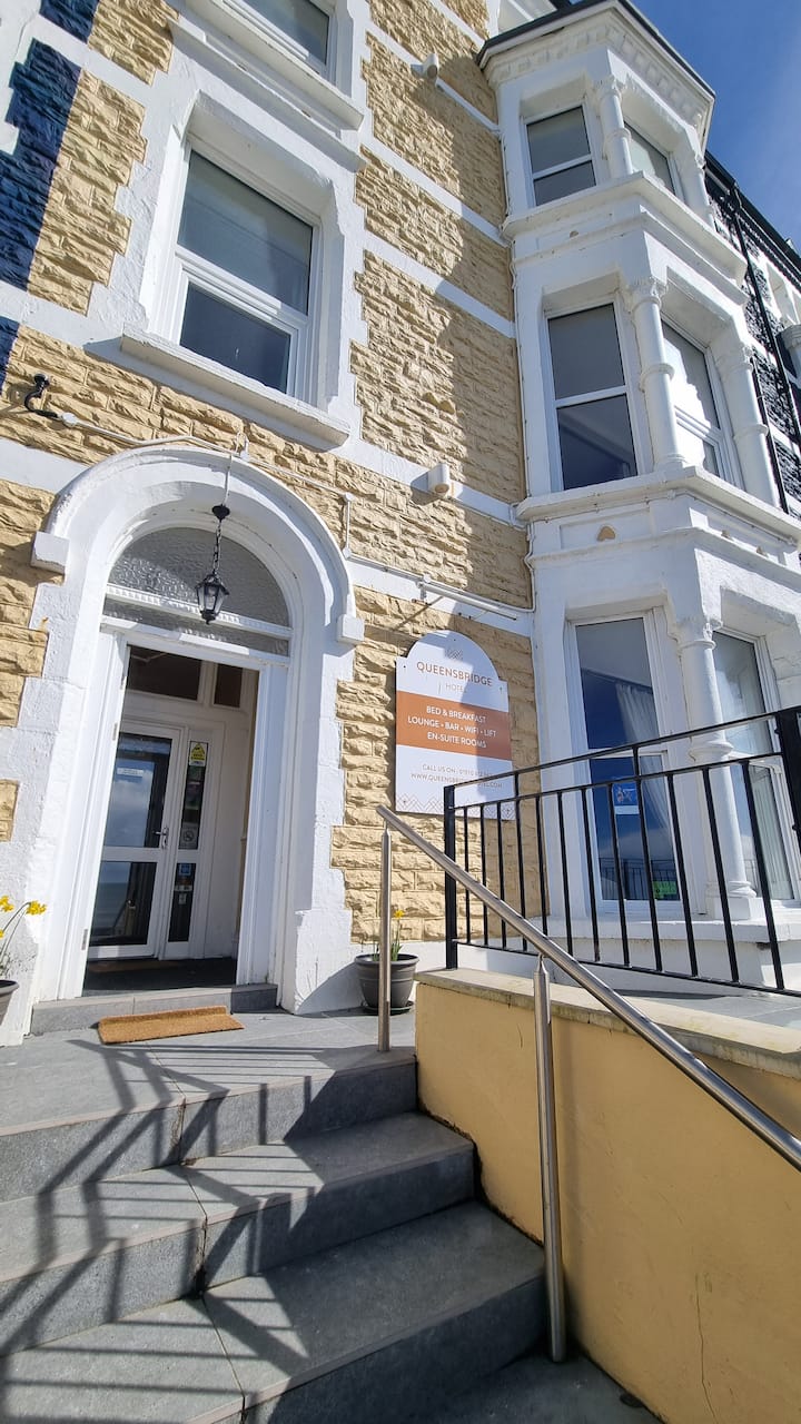 Queensbridge Twin Room - Aberystwyth