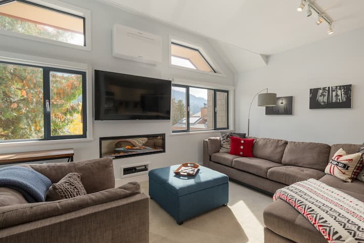 Tantalus Penthouse | Mountain & Village Views - 威士拿