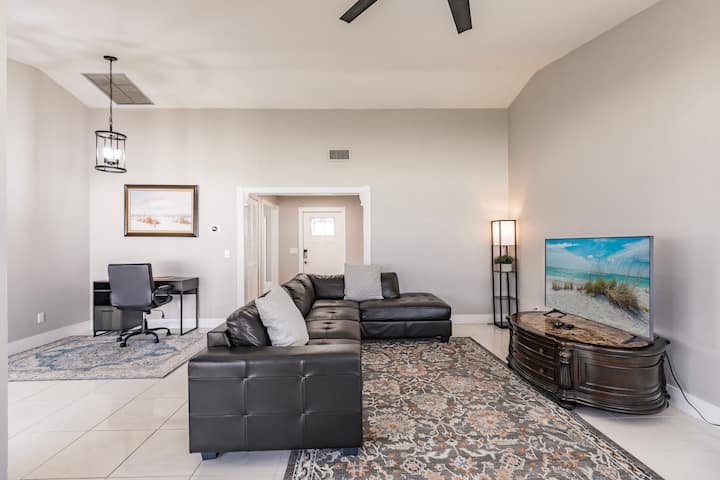 Whispering Palms Retreat - Cabo Coral