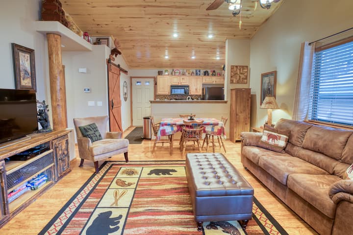 Bear Haven | 2 Bedroom Show Low Cabin! - Show Low, AZ