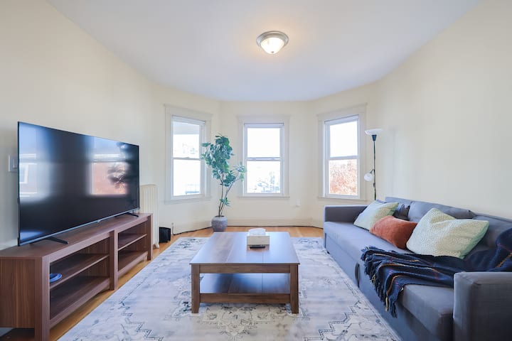 Full Condo On Top Floor!  3 Queen Bed, Near Mbta - Dorchester, MA