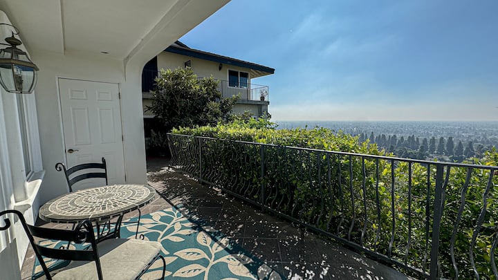 Jetted Tub View Suite: Comfort & Scenic Serenity - Whittier, CA