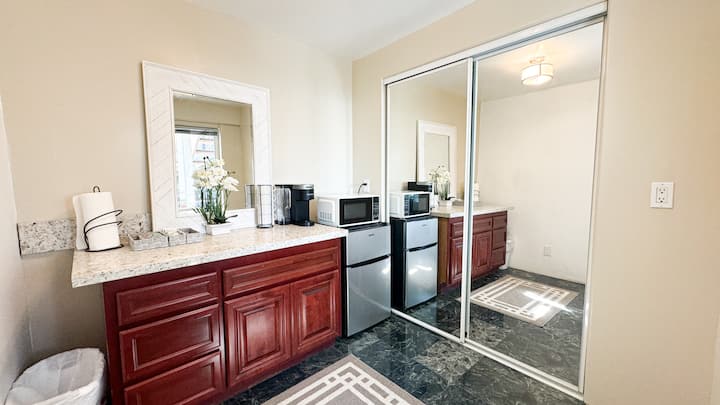 Jetted Tub View Suite: Comfort & Scenic Serenity - Whittier, CA