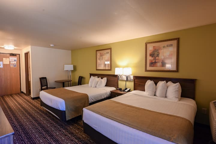 Non-lakeside Double Queen Deluxe - Wisconsin Dells