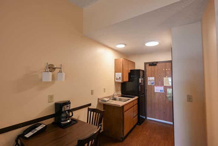 2 Queen Beds Kitchenette - Wisconsin Dells, WI