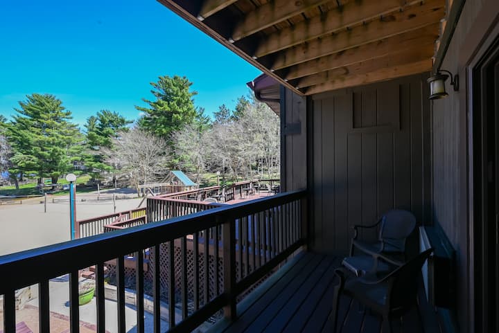 2 Queen Beds, Lake Delton View Room W/ Kitchenette - Wisconsin Dells, WI