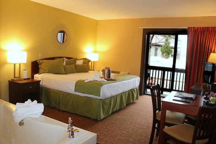 Jacuzzi Suite - Wisconsin Dells, WI