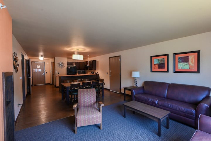 Family Suite: 2 Br, King, Queen, Sofa, Kitchen - Wisconsin Dells, WI