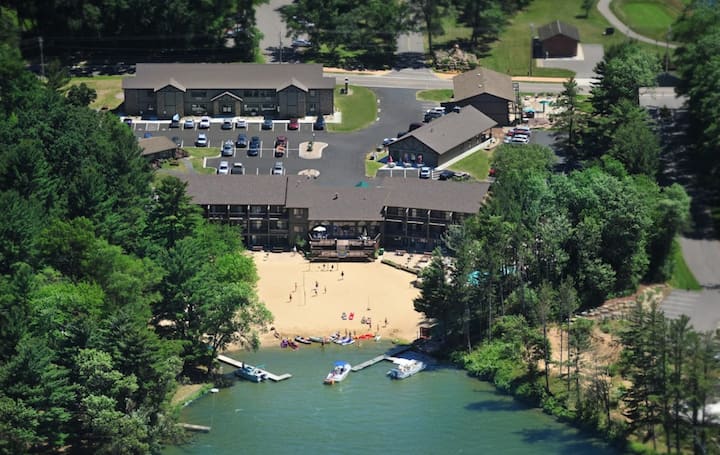 2 Queen Beds, 1 Sofa Bed Room - Wisconsin Dells, WI