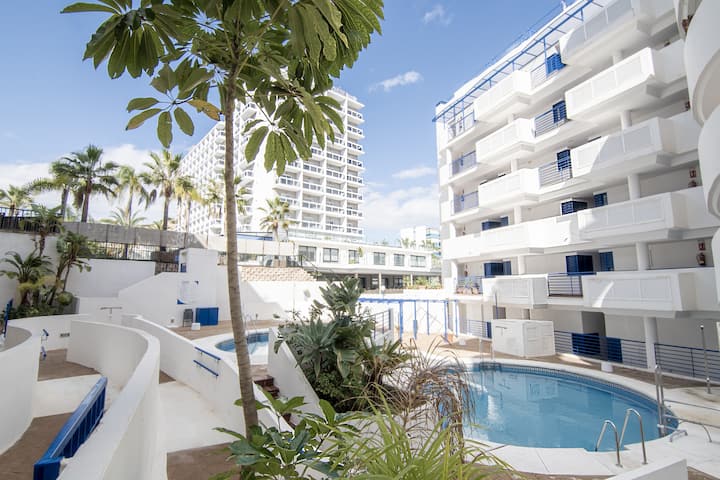 Beach Bliss Benalmadena: Pool,  Parking & Peace - Benalmádena