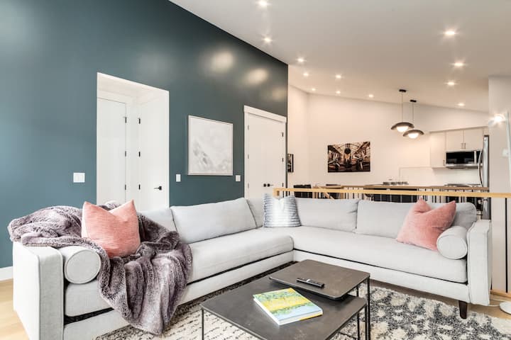 Long Stays, Fenced Yard, Free Parking & King Bed - Calgary
