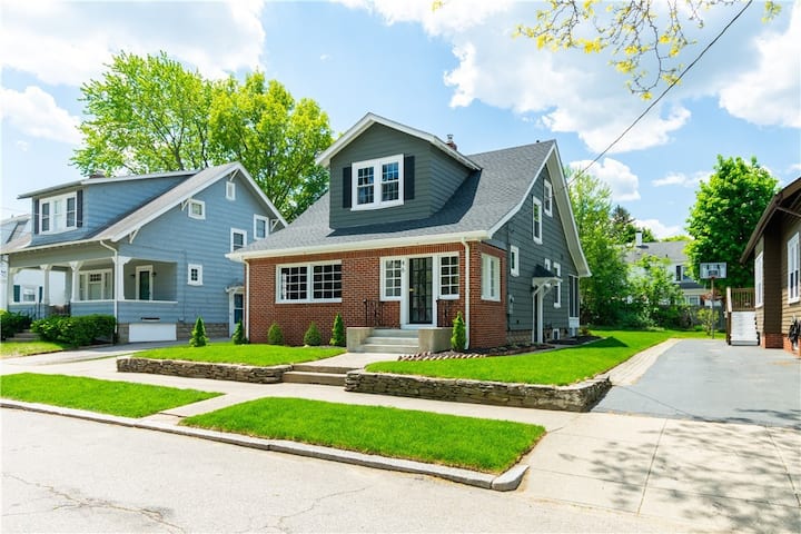 Clean, Spacious, 2 Bedroom House - Providence, RI