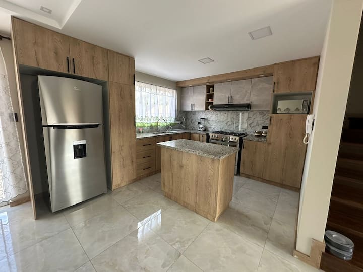 Casa Nueva, Acogedora, Ideal Para Tu Familia - Cuenca