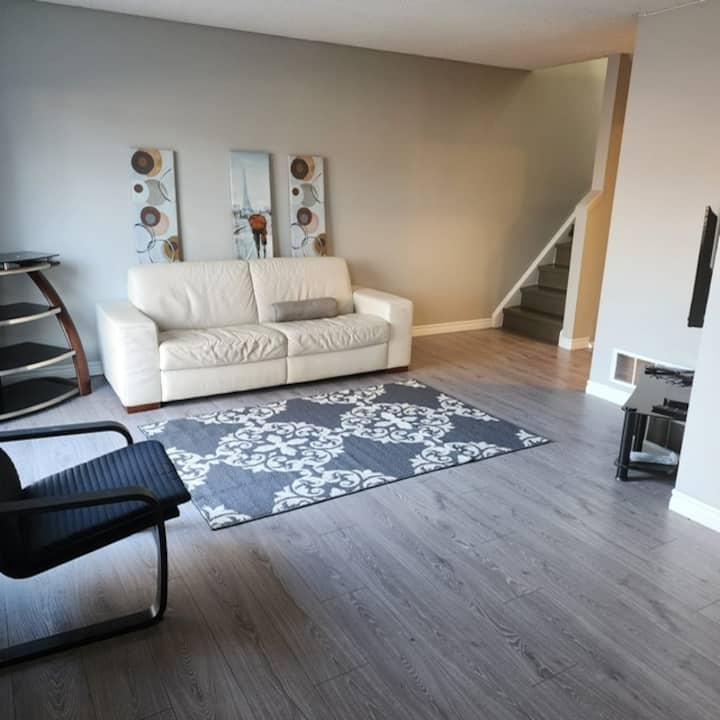 Spacious And Sunny Bedroom - Toronto