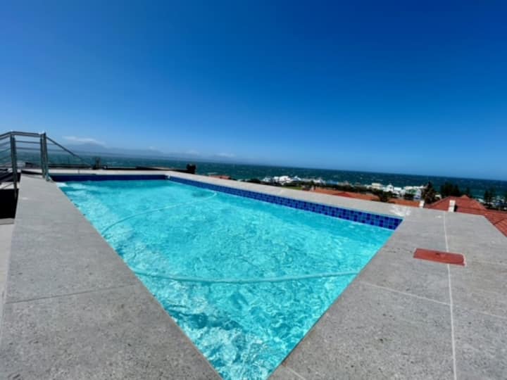 Cbd - Rooftoppool; Bbq; Free Wifi; Security; Beach - Mossel Bay