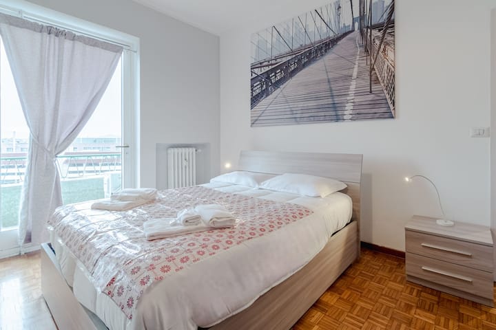 Guesthost - Cenisia Roomy Balcony Apartment - トリノ