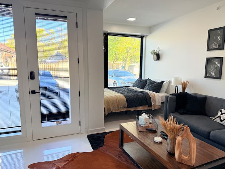Centrally Located Studio - Mission, KS