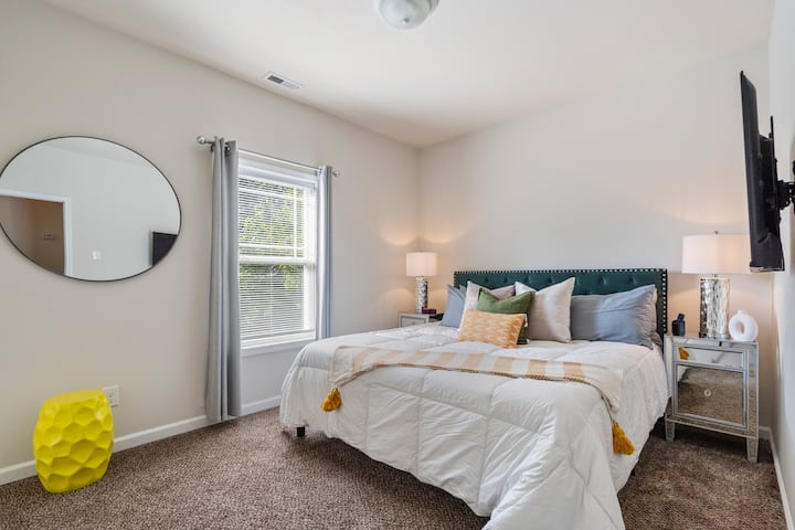 Master Room King Bed W/ensuite Bathroom Dt Raleigh - Raleigh, NC