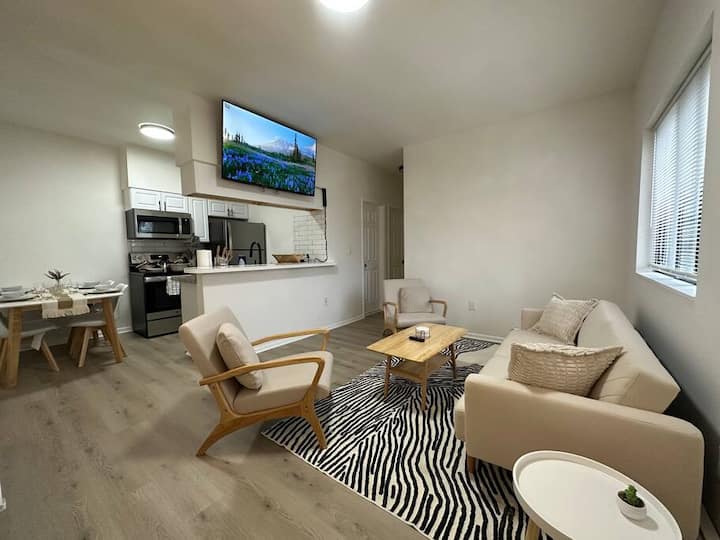 Great Value Stylish, Queen Beds + Parking - A3 - Schenectady