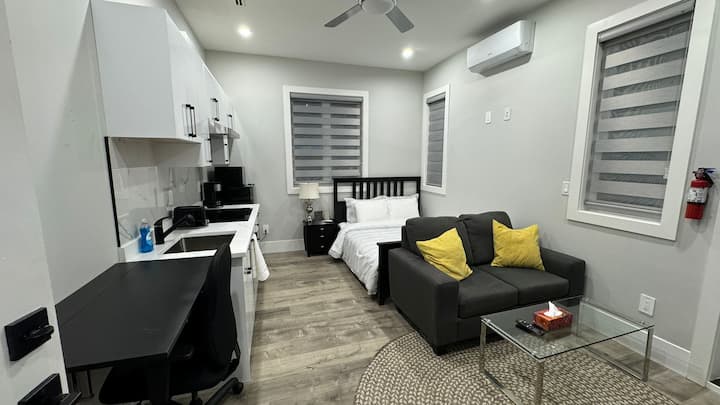 Modern Cozy Guest Suite | Workspace | Sleeps 2 - Surrey