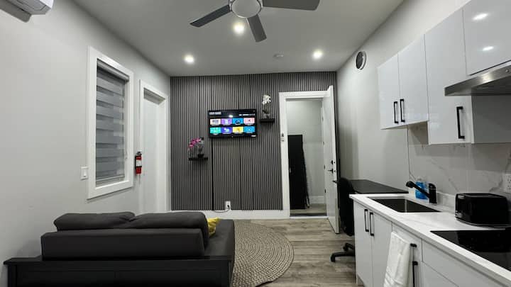 New Cozy Guest Suite With Workspace And Patio - Surrey