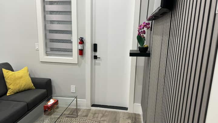 New Cozy Guest Suite With Workspace And Patio - Surrey