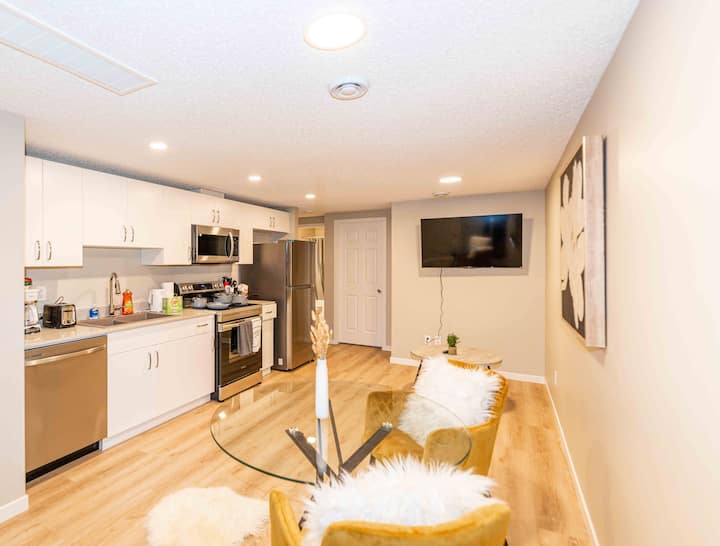 *Golden Field*lovely Legal Basement Unit/sleep 3 - Edmonton