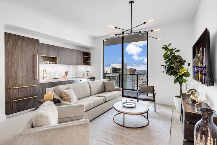 Golden Palace Penthouse | Luxe Stay At Hotel 601 - Miami, FL