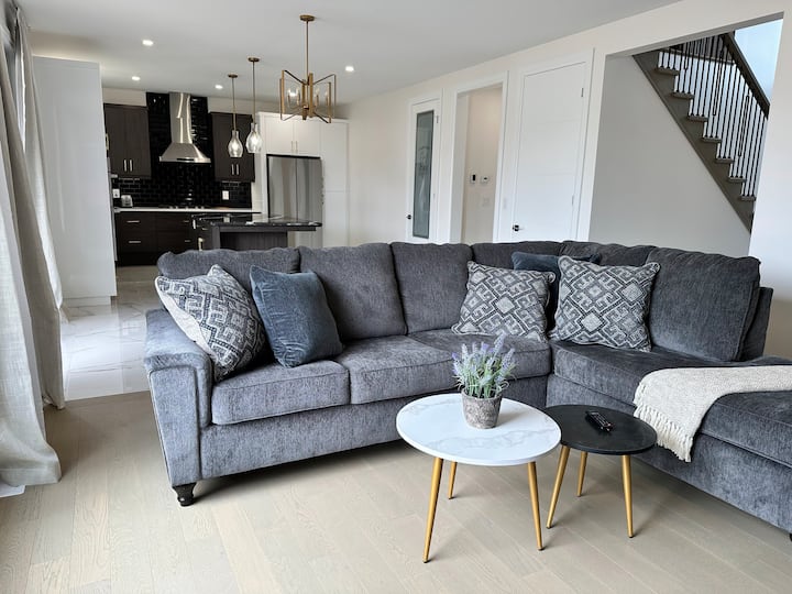 Bright & Luxurious Home With Office Space - Amherstburg