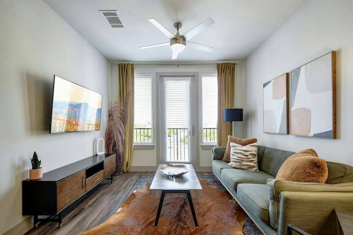 Rooftop Lounge | Gym + Pool - San Antonio, TX
