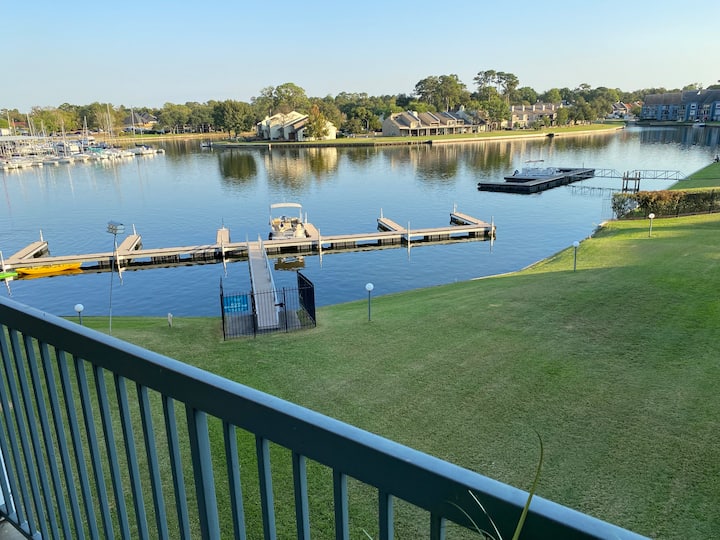 Modern Lakefront Condo - Conroe