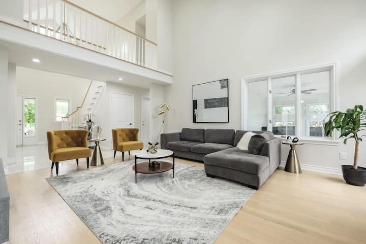 Main Unit Luxury South Windsor Oasis - Windsor