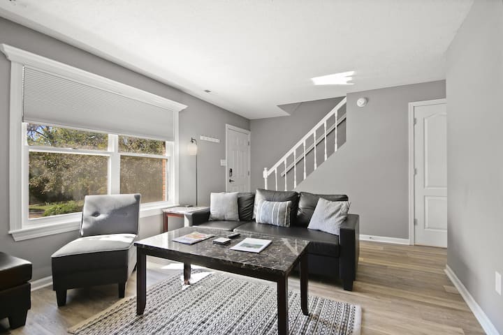 Classy Apt W/ Free Parking - Columbia, MO