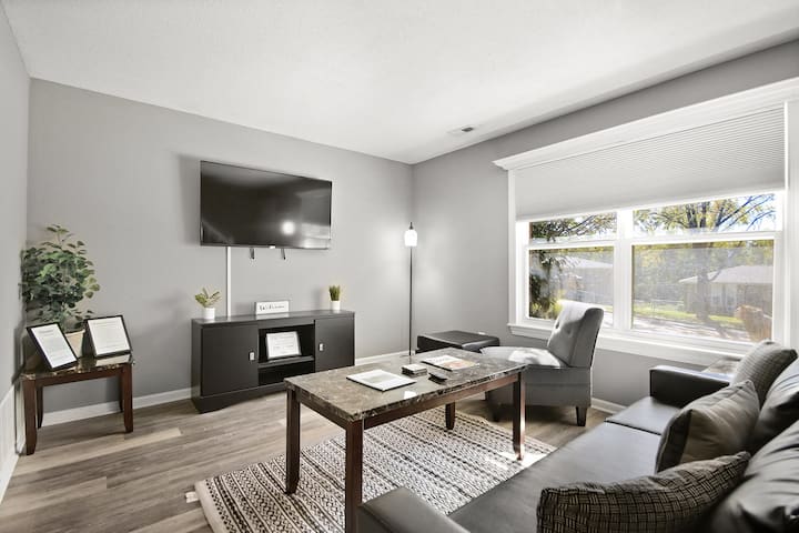 Classy Apt W/ Free Parking - Columbia, MO