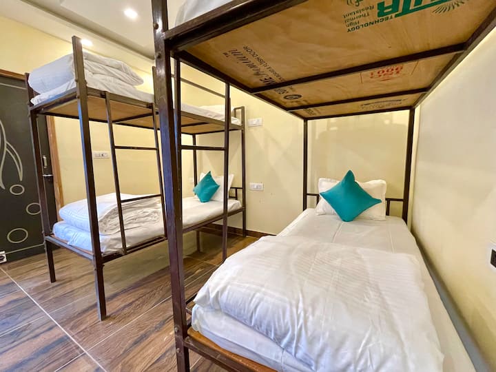 Single Bed In 16 Bedded Dormitory By Kedar Inn - Rishikesh