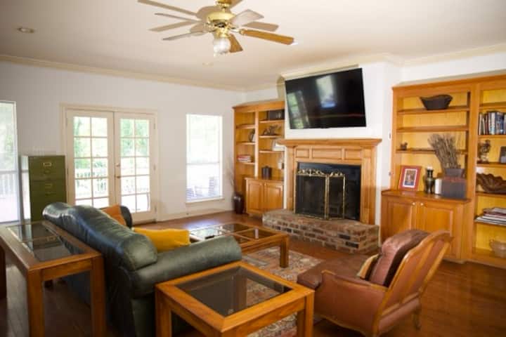 Large Two-story 4-bedroom Near Lsu - Baton Rouge, LA