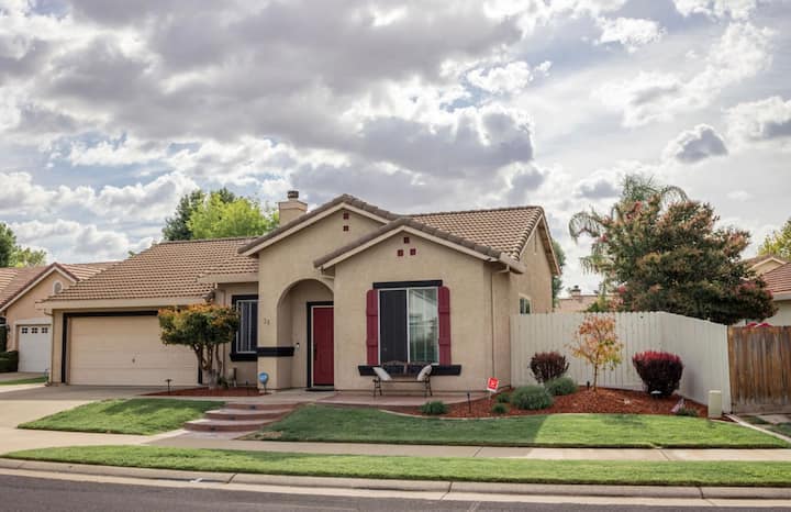 All-inclusive Farmhouse Charm - Roseville, CA