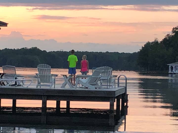 Lux Waterfront Home Beach Sunset - Lake Anna, VA