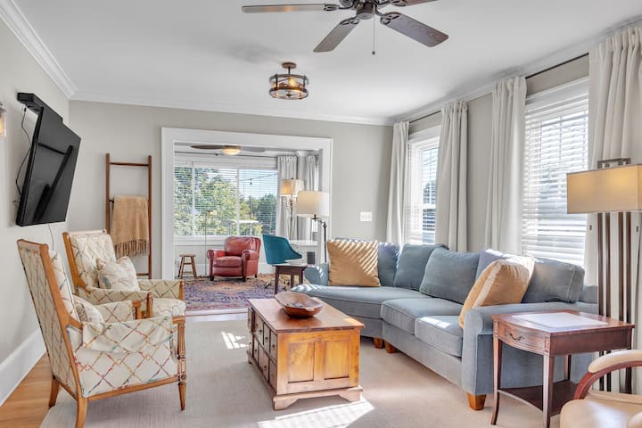 Chic Monthly Rental W/ Fence & Office, Central Gvl - Greenville, SC