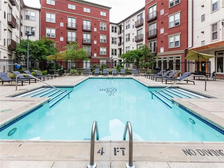 Furnished Luxury Condo W/ Gym, Pool & Free Parking - Providence, RI