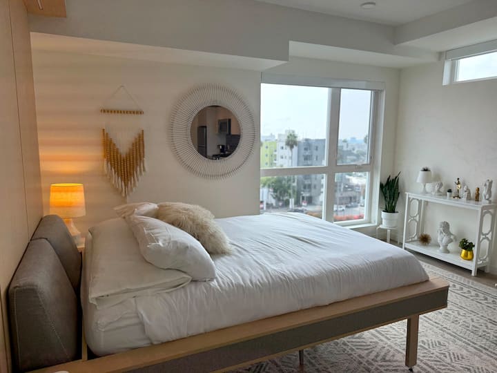 West Hollywood Studio W/ Parking & Views - West Hollywood, CA